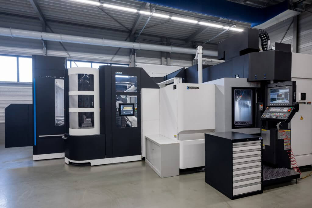 Robot machine tending of Okuma CNC machines - BMO Automation